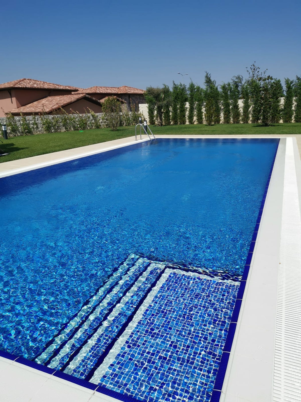 Newport Blue Glossy Glass Pool Tile NPT005